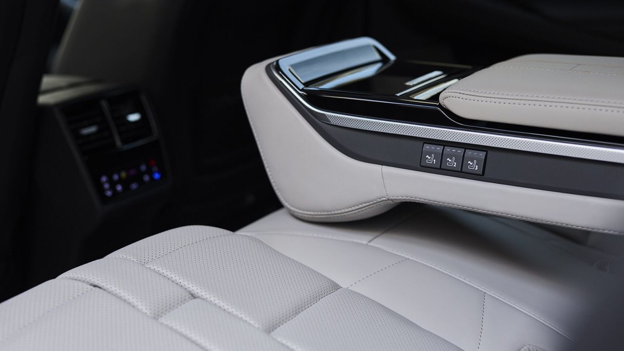 Компания DS Automobiles представила роскошный седан DS 9 Opera Premiere ...