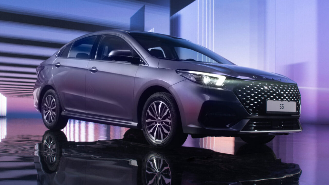 Новый седан OMODA S5 поступил к официальным дилерам марки по всей России